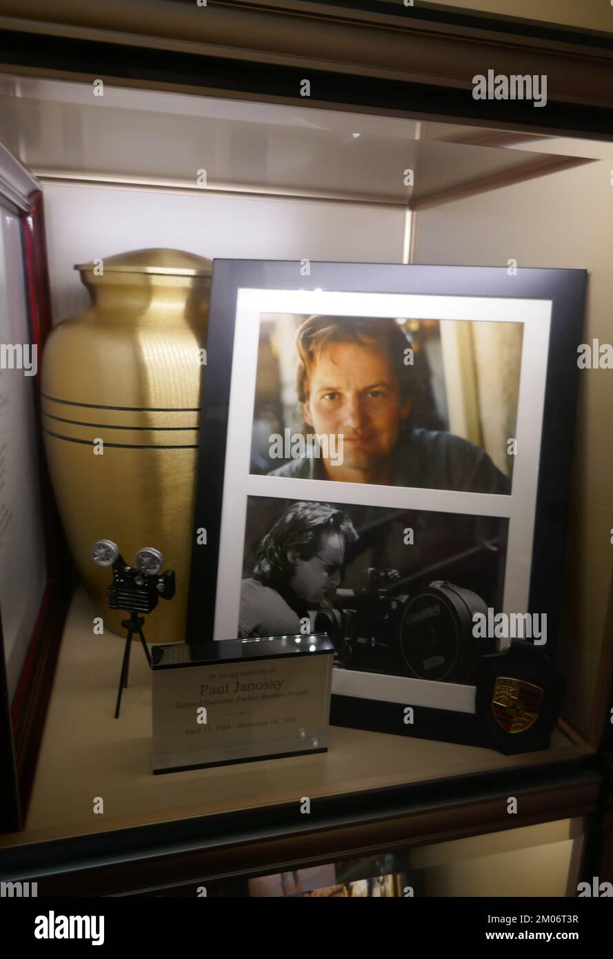 Los Angeles, California, USA 2nd December 2022 Paul Janossy's Grave at ...