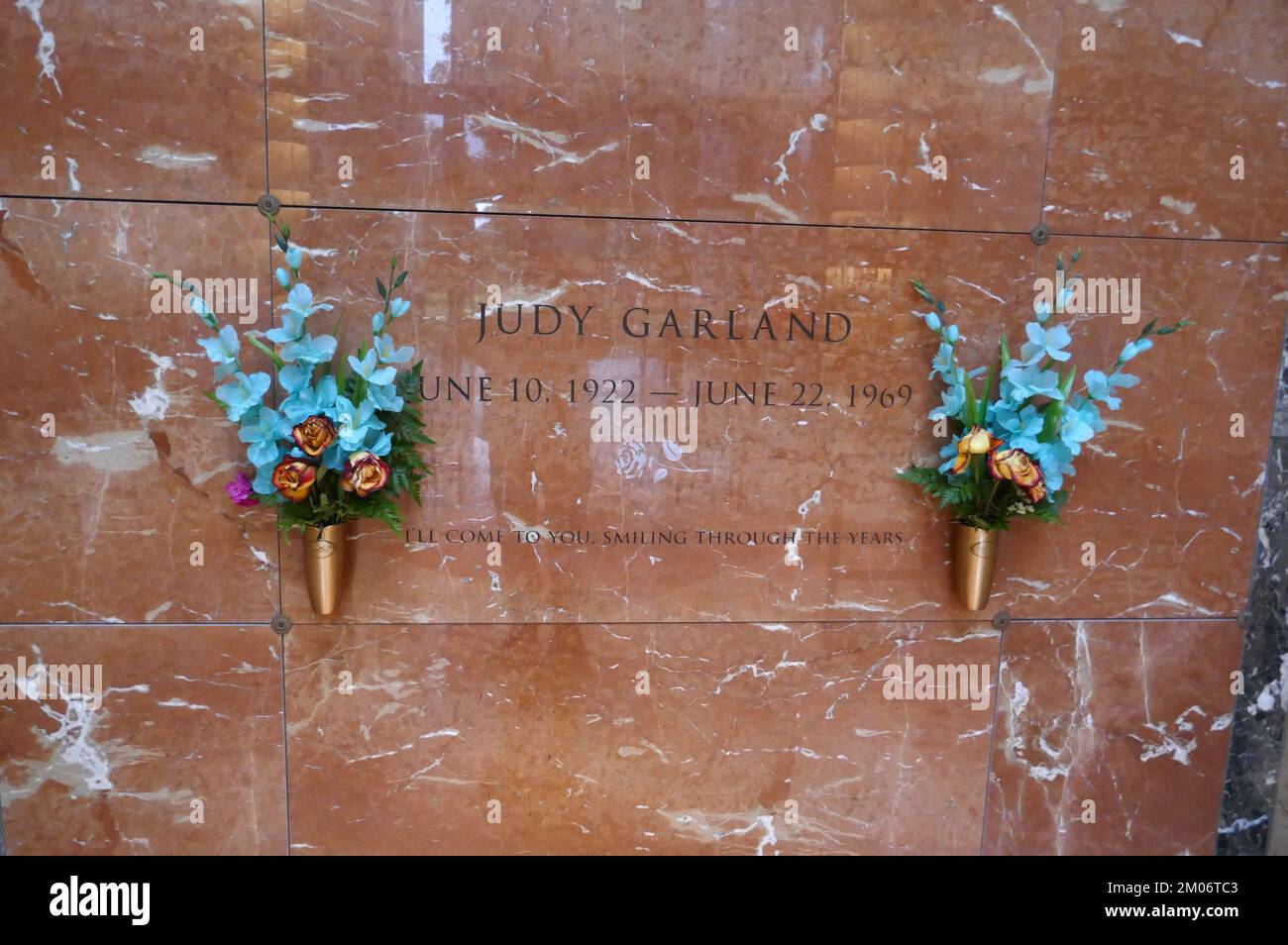 Los Angeles, California, USA 2nd December 2022 Actress/singer Judy Garland's Grave in Judy ...