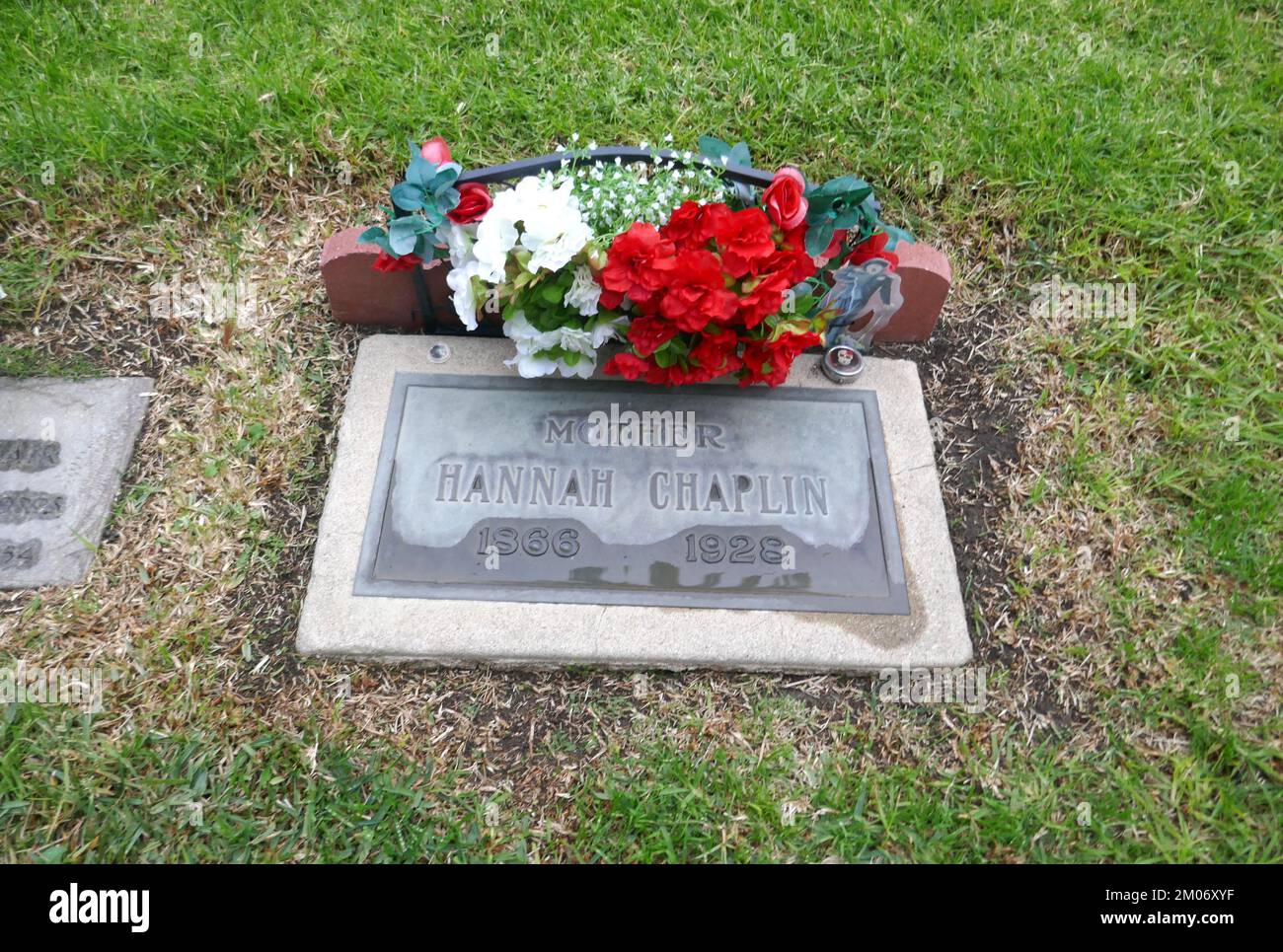 Los Angeles, California, USA 2nd December 2022 Hannah Chaplin's Grave in Garden of Legends at ...