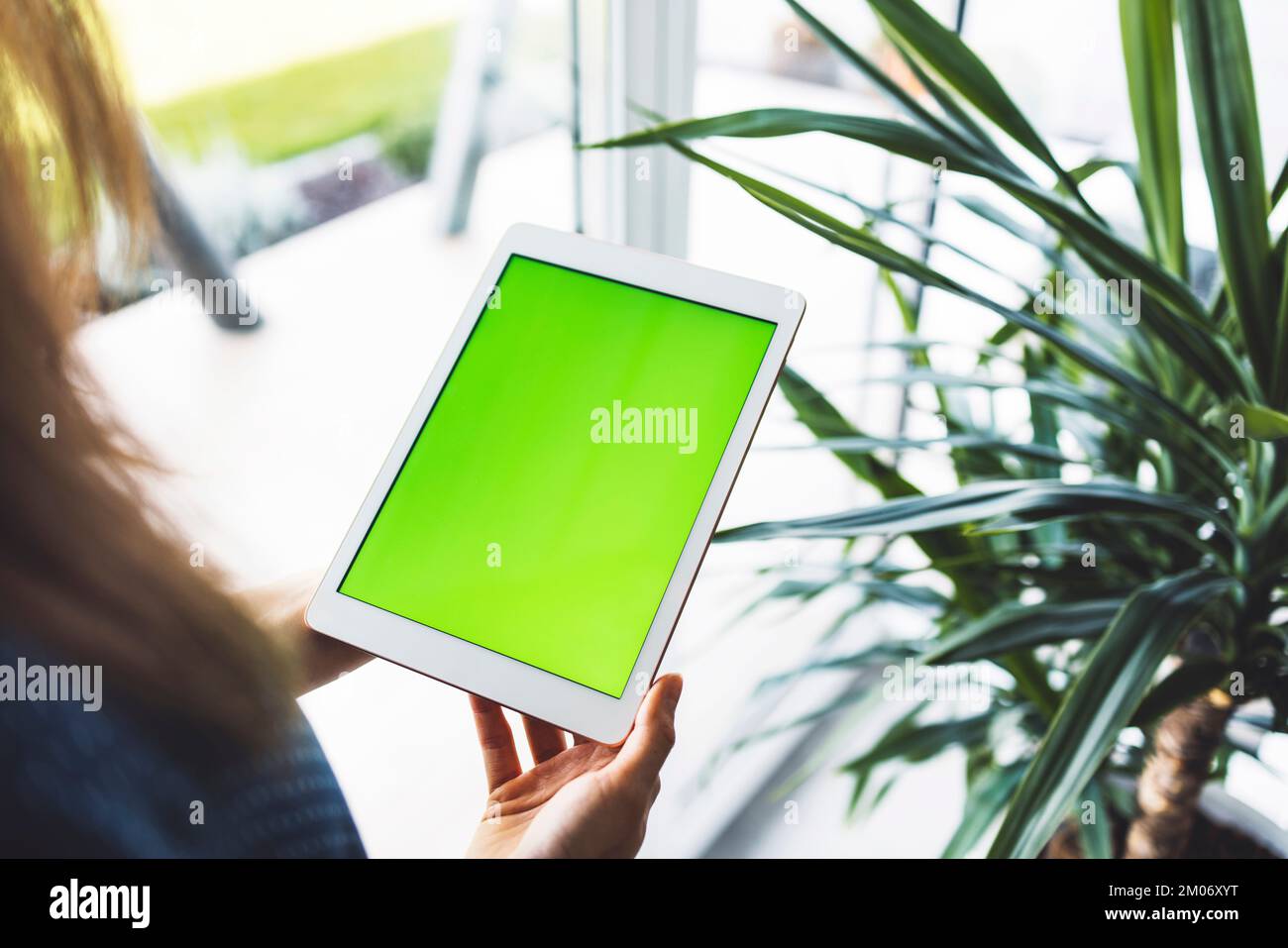 Computer female over shoulder hi-res stock photography and images - Alamy