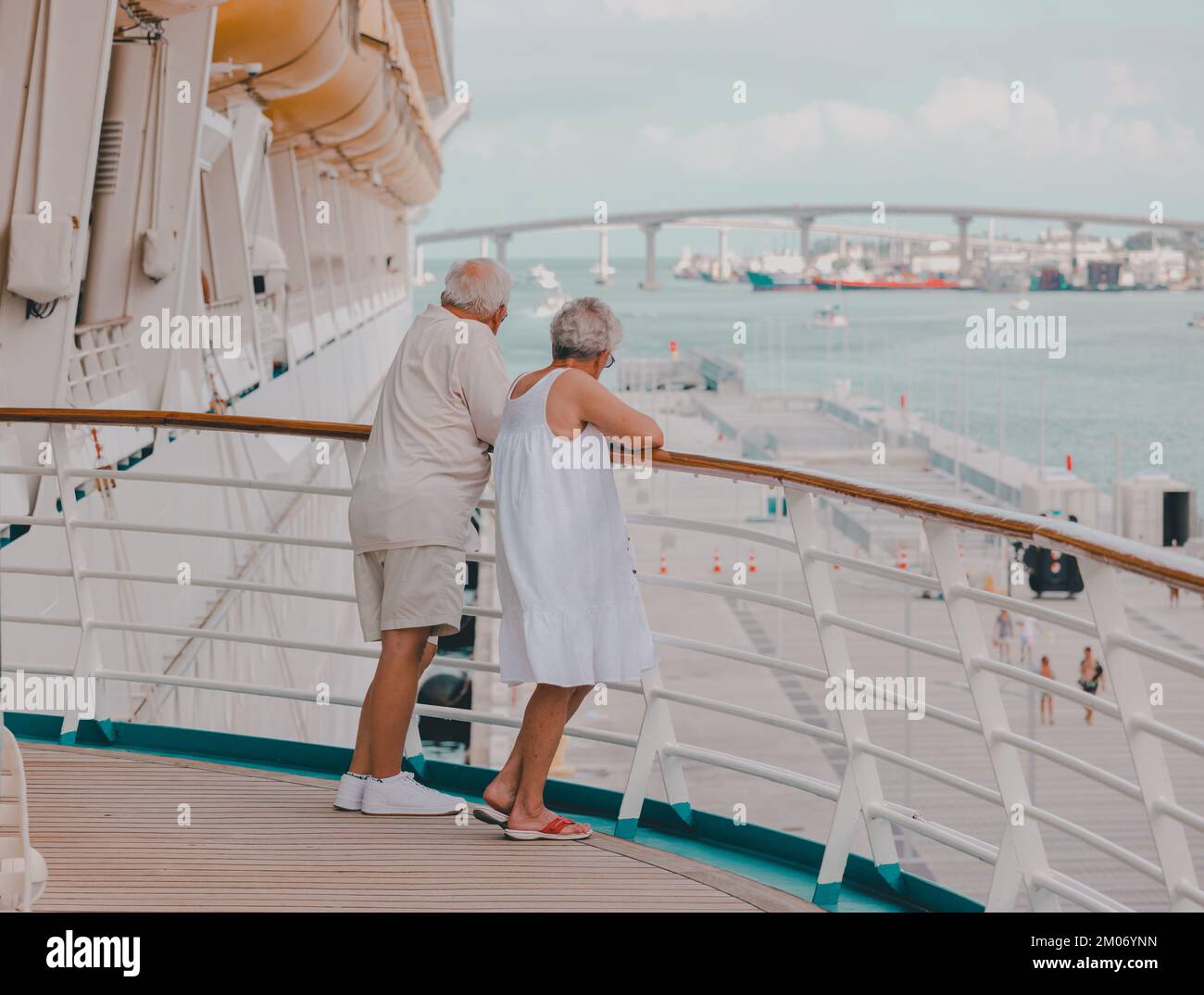 Couple in the ocean traveling loving Stock Photo - Alamy