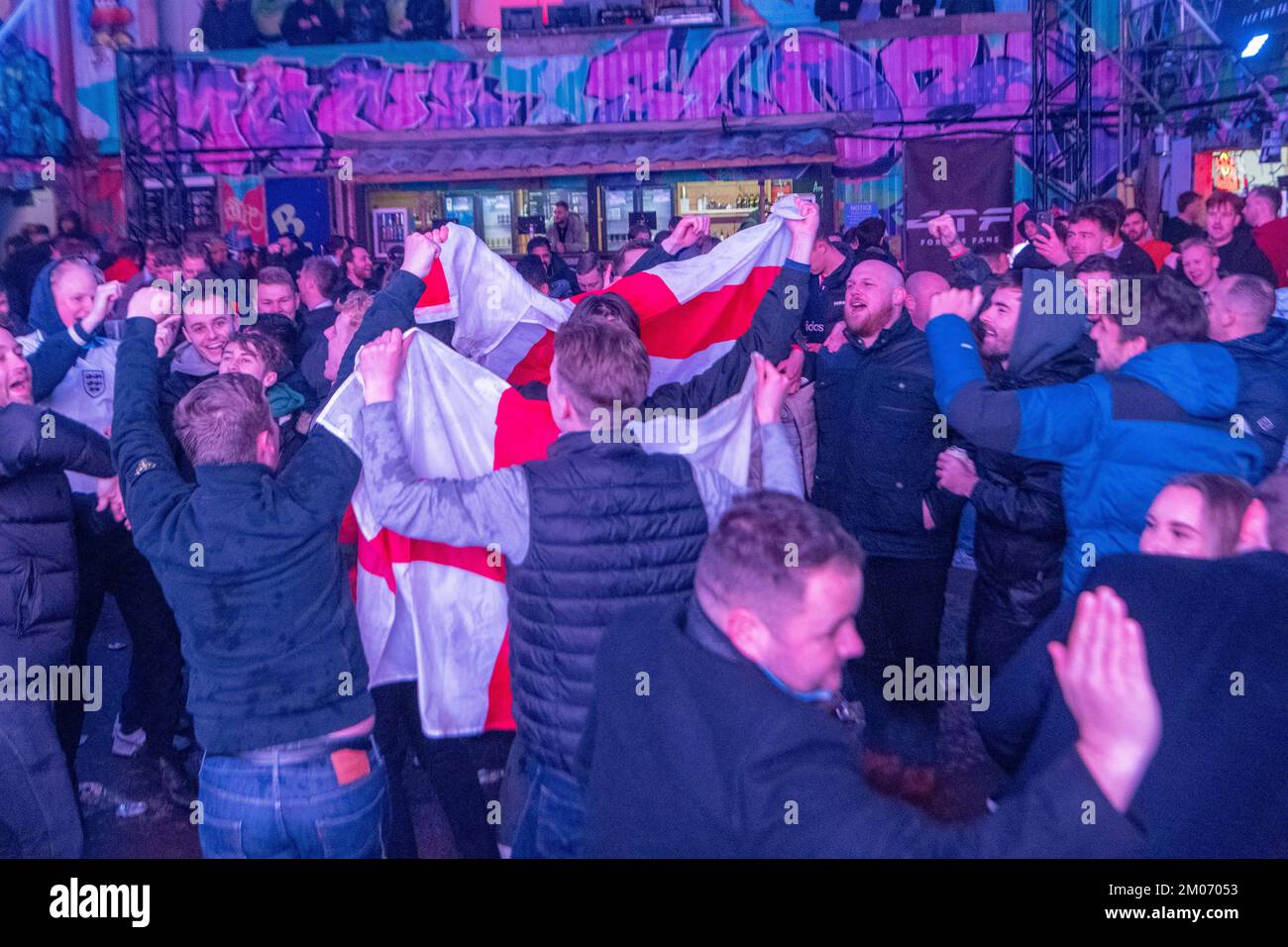 London, UK. 4th Dec, 2022. Football fans at the 4thefans at London East ...