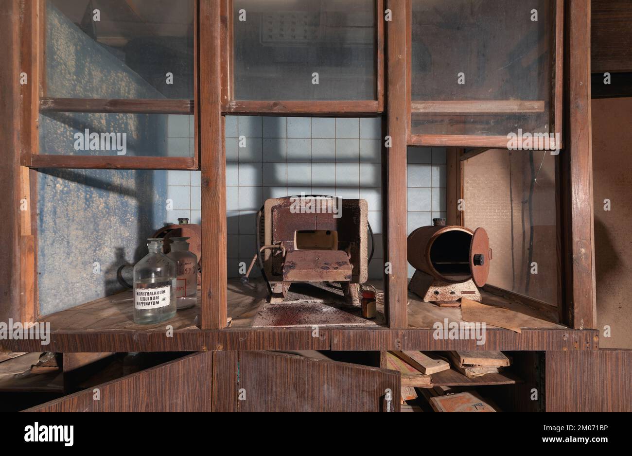 Old laboratory equipment hi-res stock photography and images - Alamy
