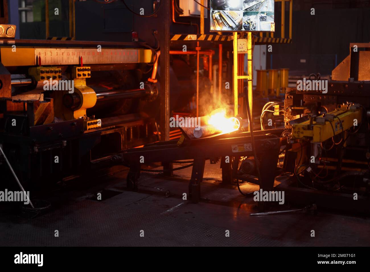 Pouring molten metal equipment hi-res stock photography and images - Alamy