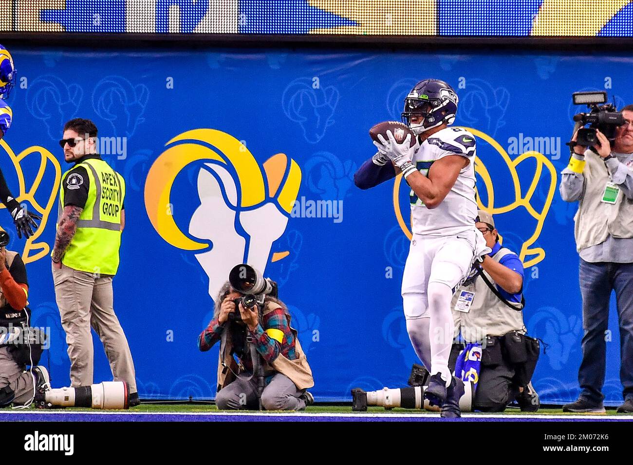 Inglewood, CA. 4th Dec, 2022. Seattle Seahawks tight end Noah Fant #87 ...