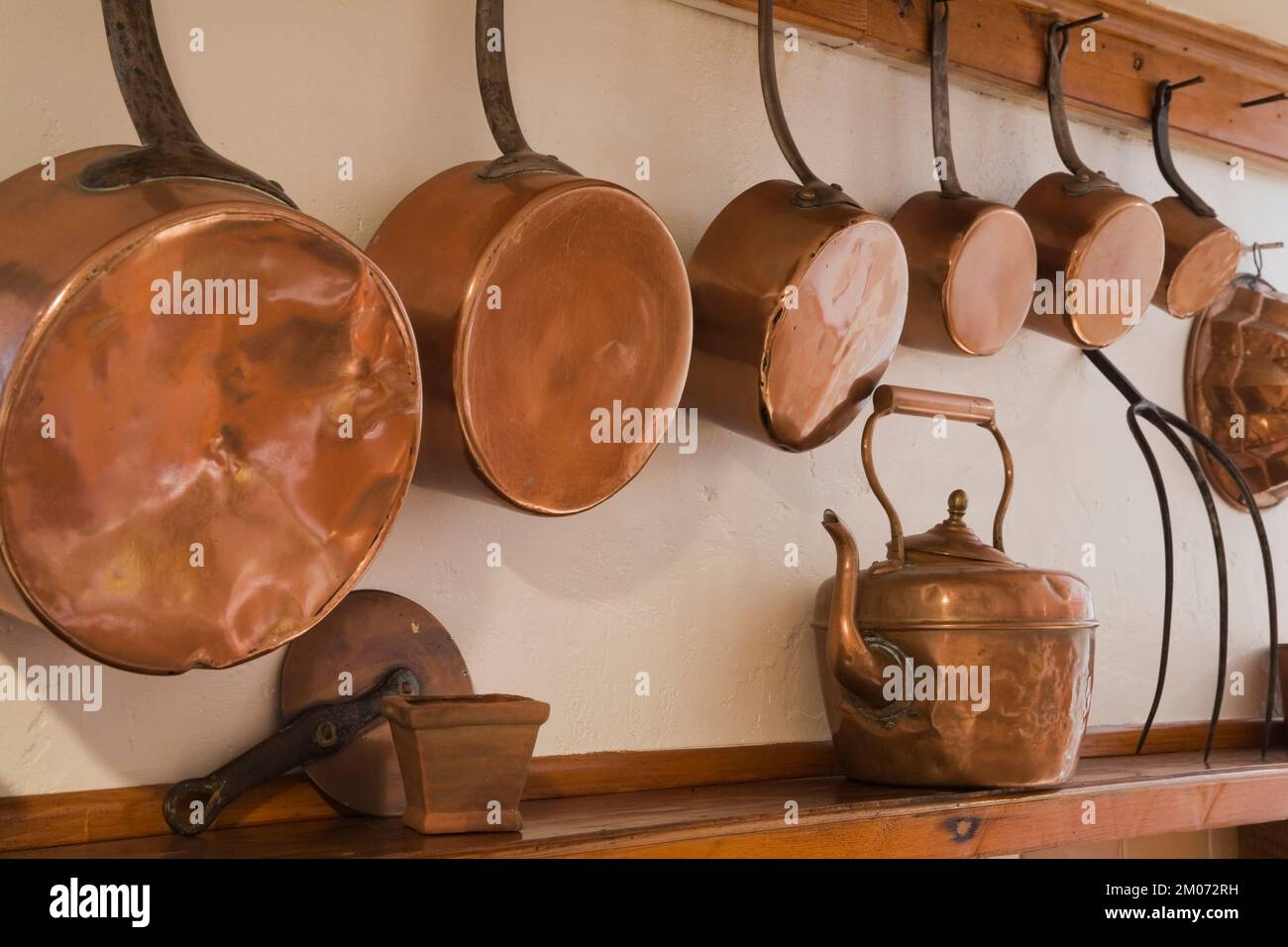 Antique copper pots hi-res stock photography and images - Alamy