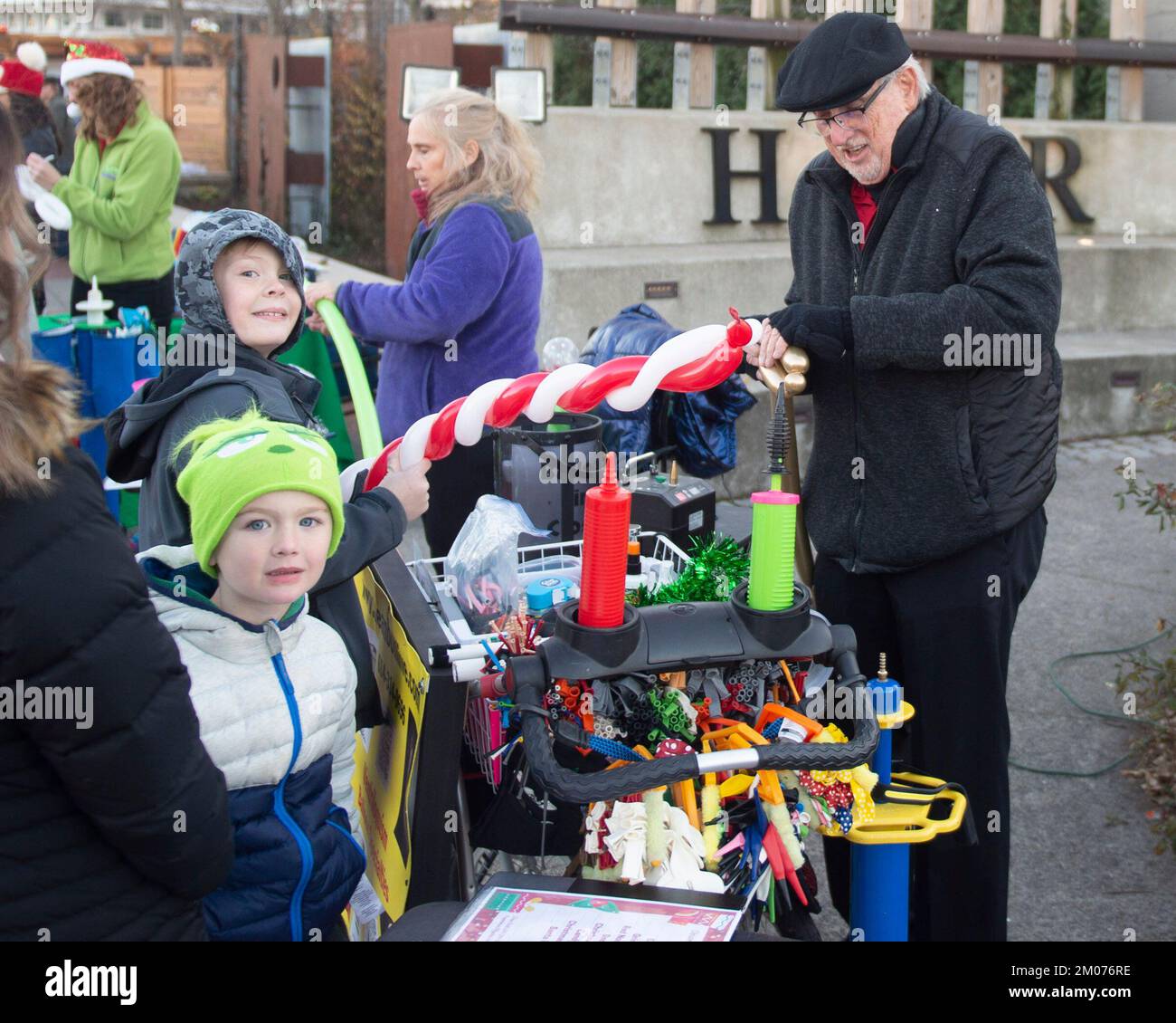Hilliard, Ohio, USA. 4 December, 2022. Balloon Artist Dean Bhol (right ...