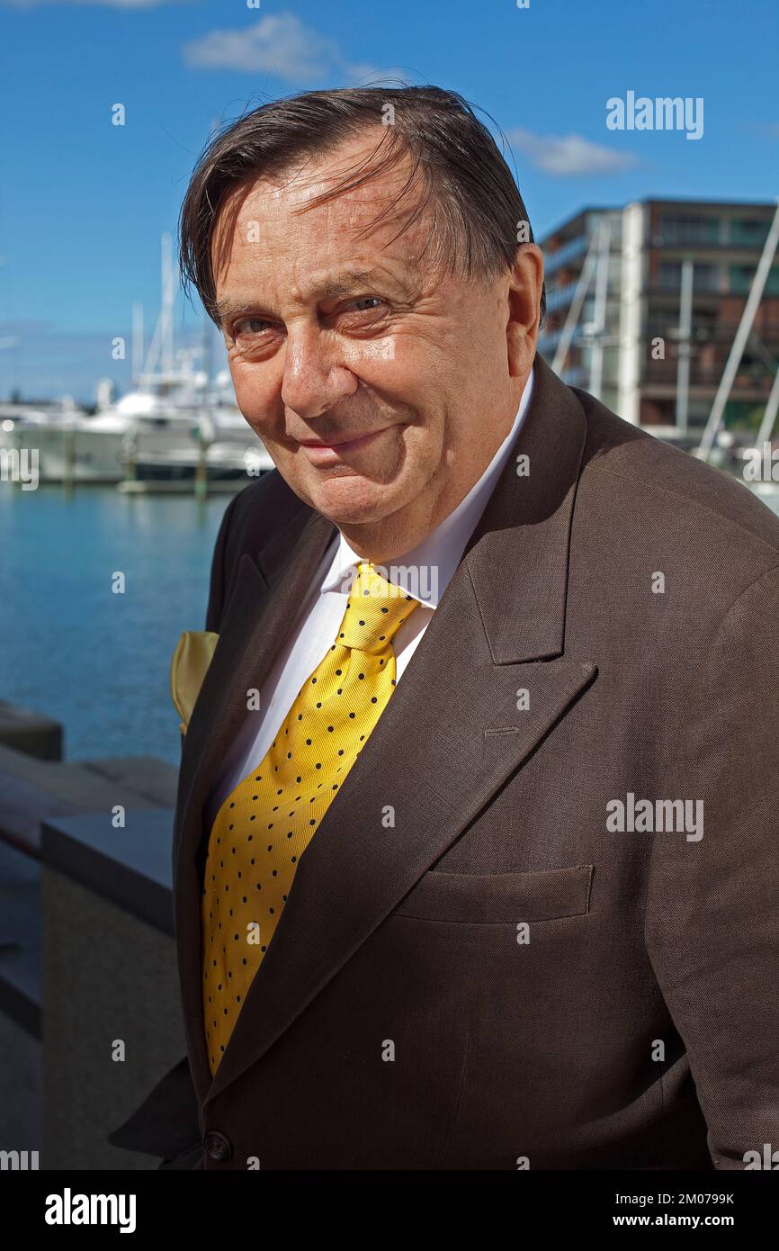 0/10/09 Barry Humphries, Australian comedian, satirist, dadaist, artist ...