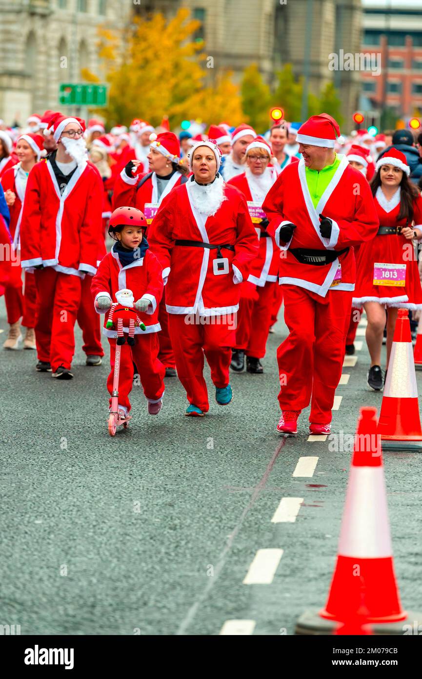 Liverpool, UK. 04th Dec, 2022. Runners race during the annual Liverpool ...