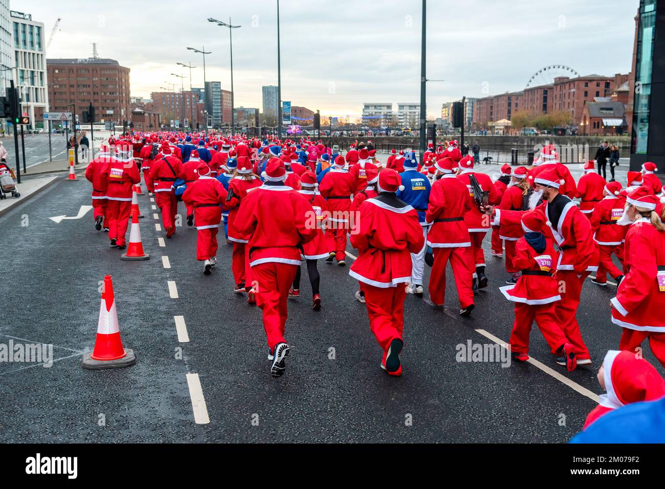 Liverpool, UK. 04th Dec, 2022. Runners race during the annual Liverpool ...