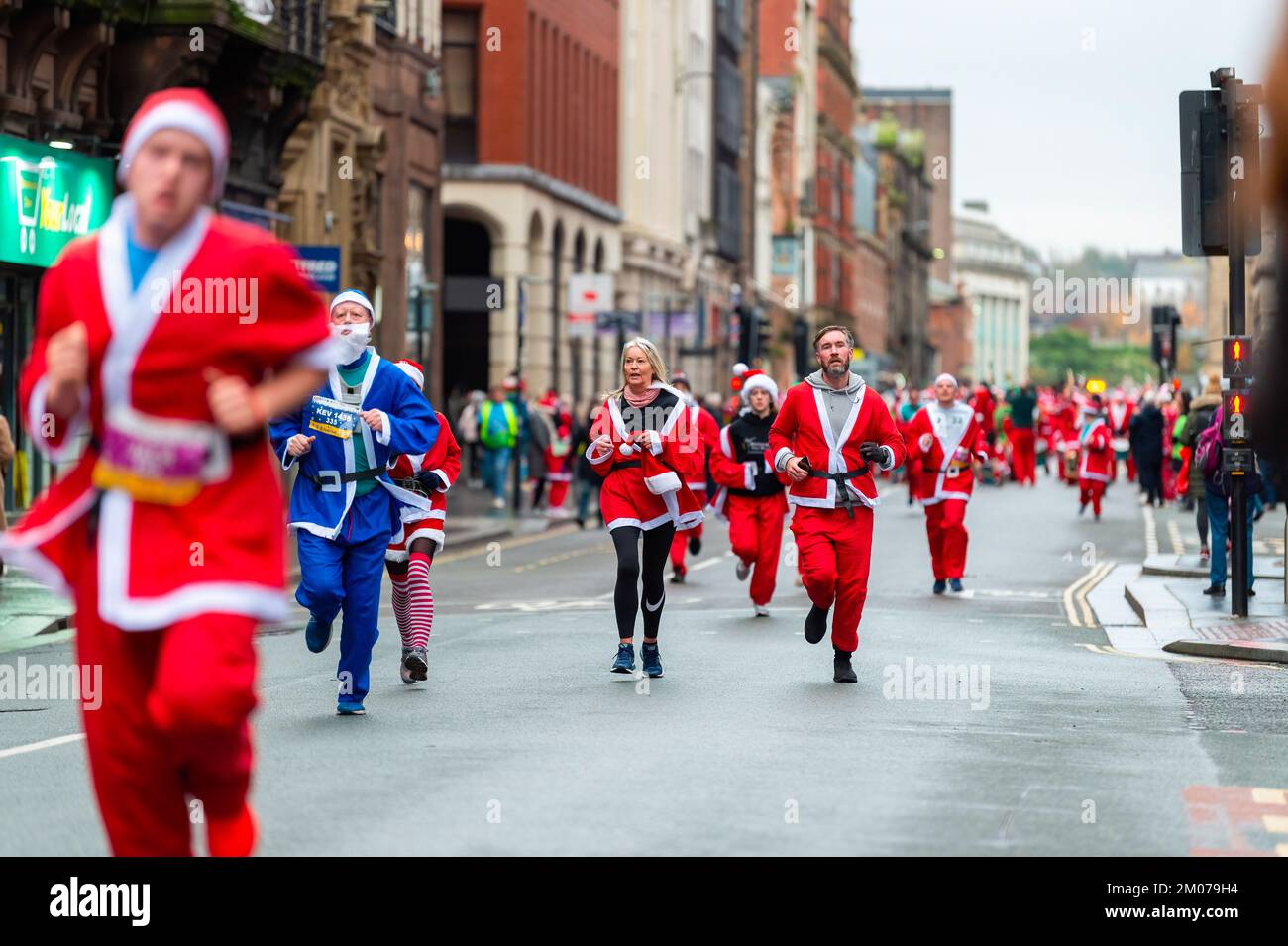 Liverpool, UK. 04th Dec, 2022. Runners race during the annual Liverpool ...