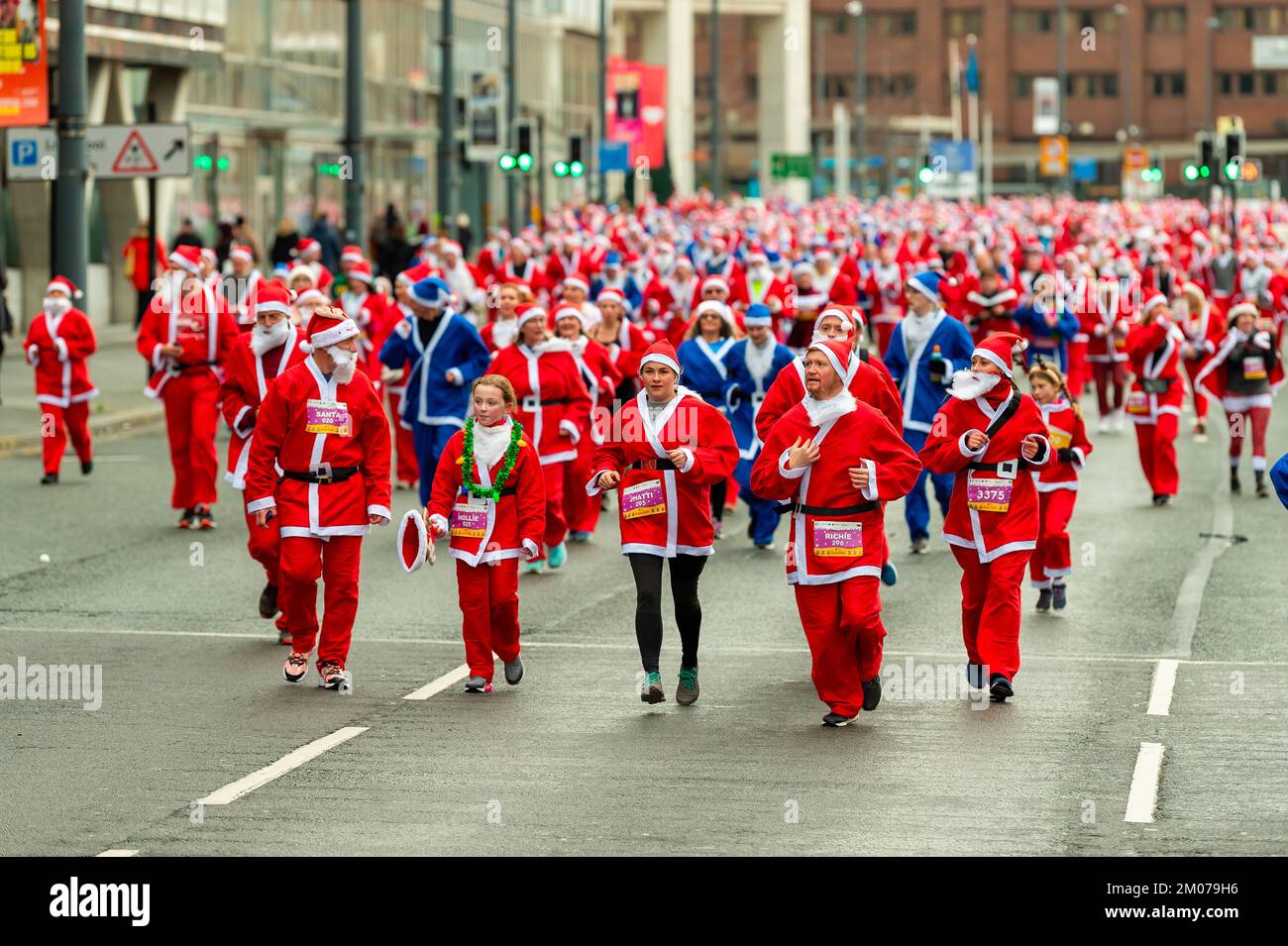 Liverpool, UK. 04th Dec, 2022. Runners race during the annual Liverpool ...