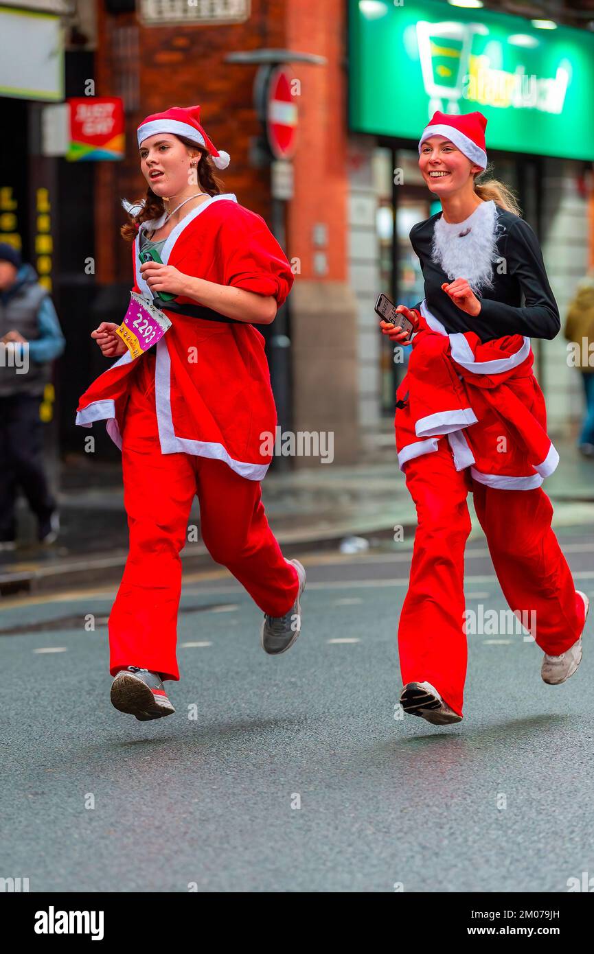 Liverpool, UK. 04th Dec, 2022. Runners race during the annual Liverpool ...