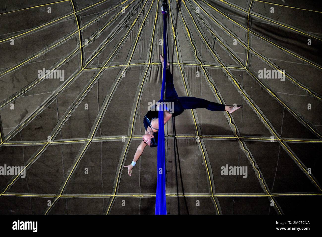 Baruipur, India. 04th Dec, 2022. An artist performs during the special ...