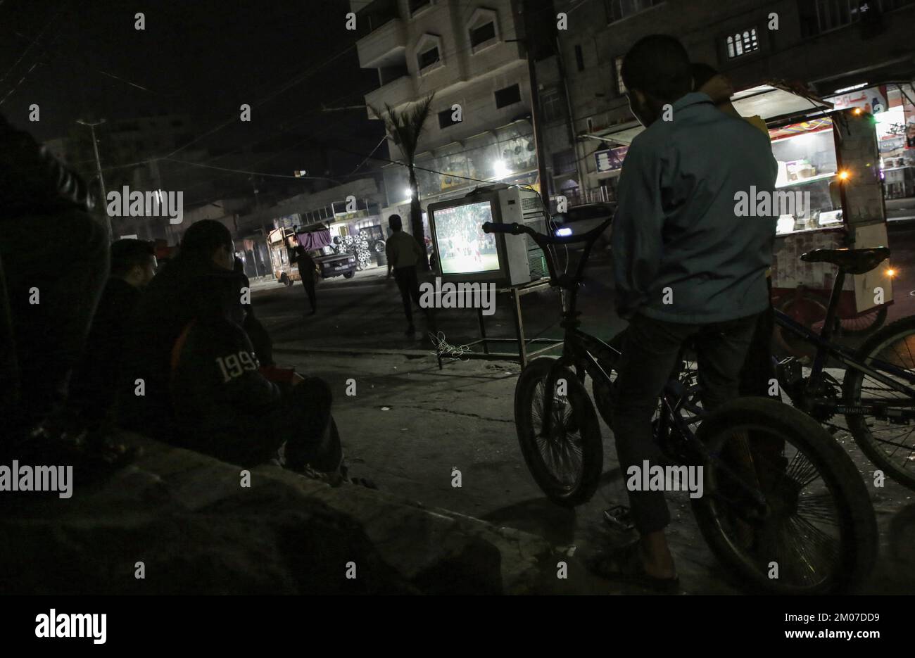 Gaza, Palestine. 04th Dec, 2022. Palestinians watch a FIFA World Cup ...