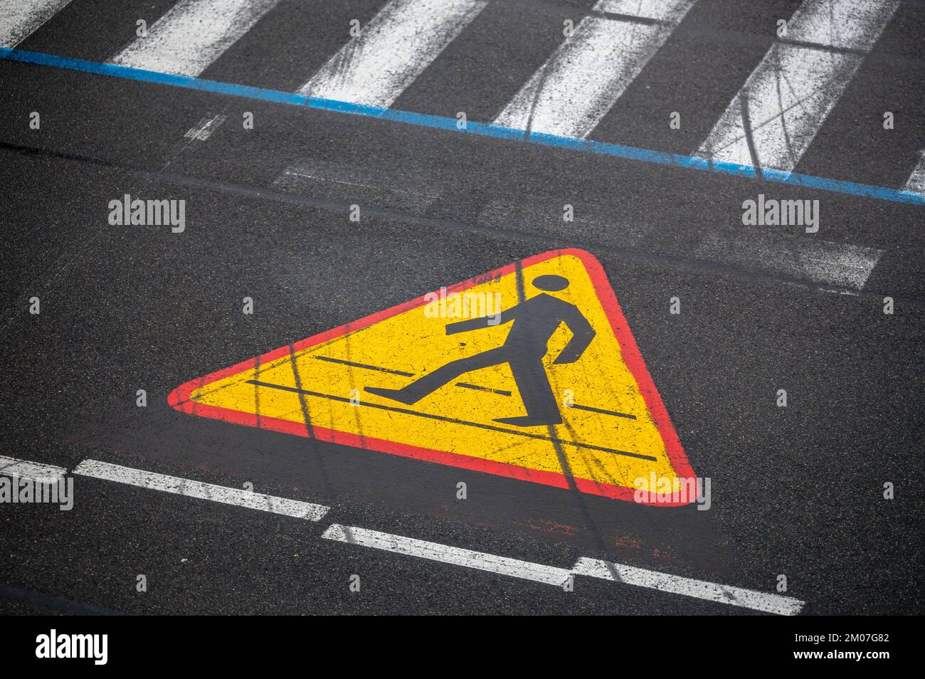 Pedestrian crossing road sign on asphalt Stock Photo - Alamy