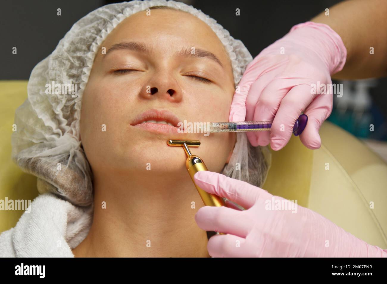 contour plastic. A cosmetologist injects a botulinum toxin to tighten ...