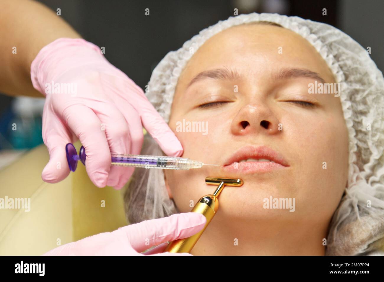 contour plastic. A cosmetologist injects a botulinum toxin to tighten ...