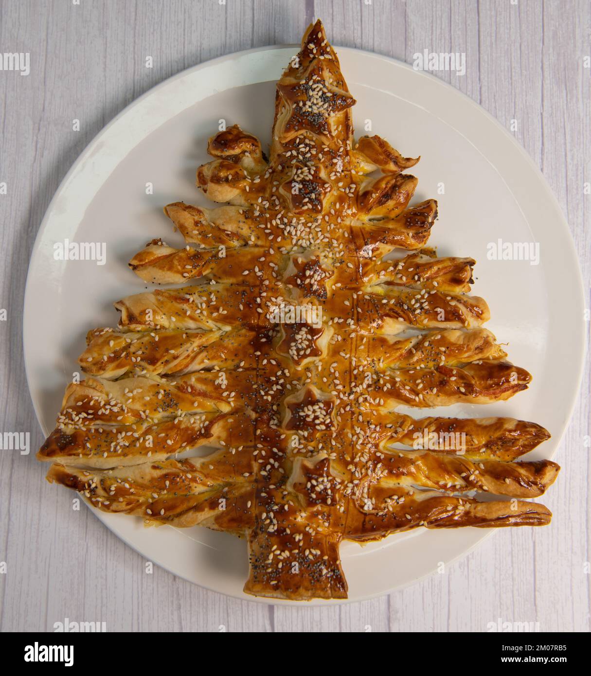 Christmas tree recipe with puff pastry, smoked salmon and garlic and ...