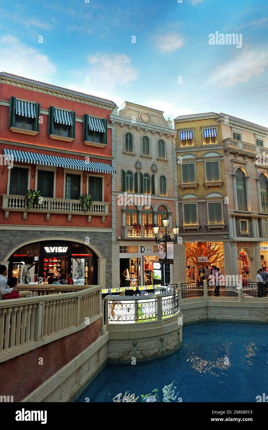 The Venetian's Exterior architecture and decoration in Italian gothic ...
