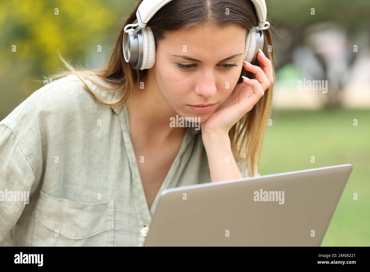 Teen girl video call headphones hi-res stock photography and images - Alamy