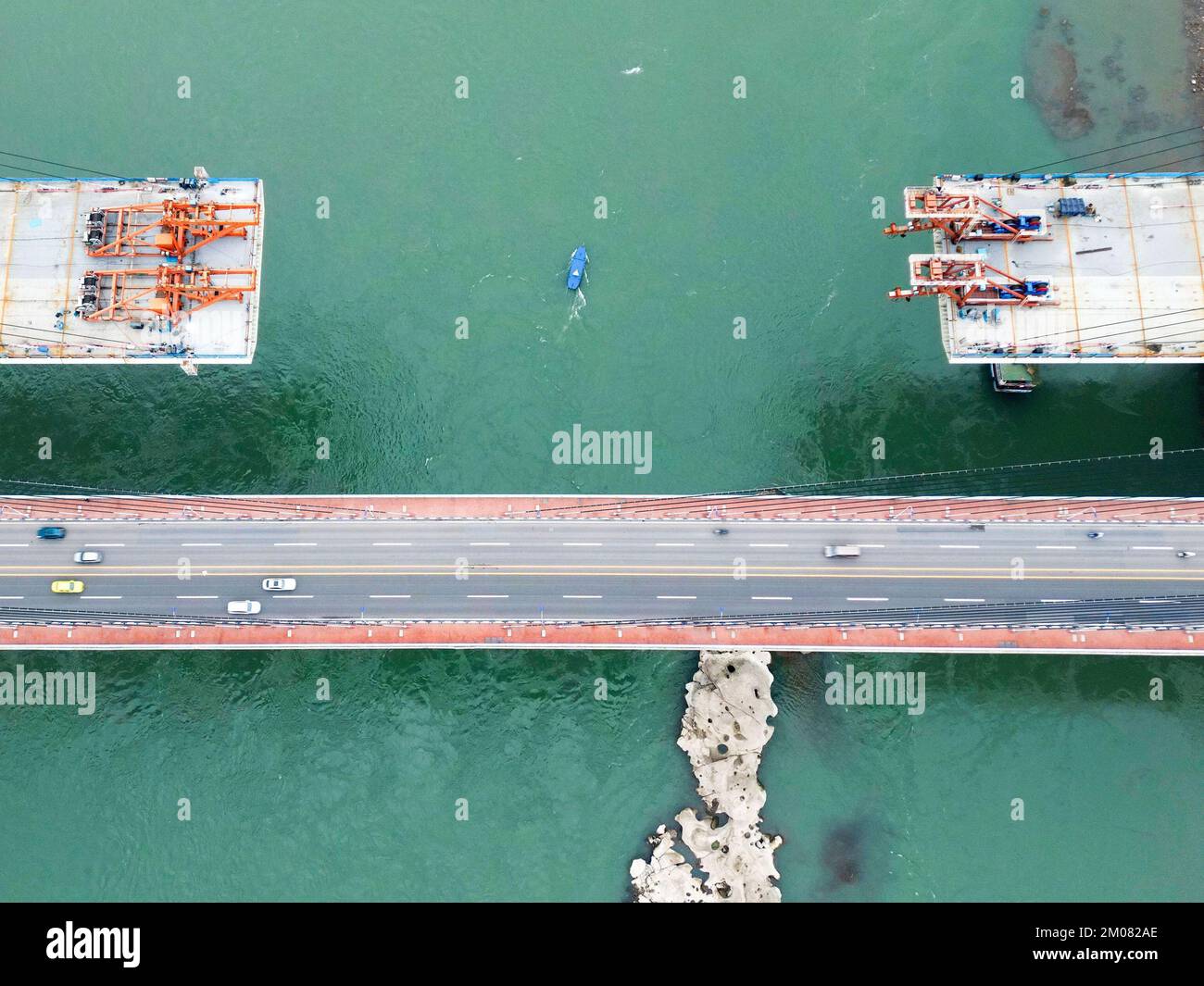 The Lijiatuo Yangtze River double track bridge is under construction in ...