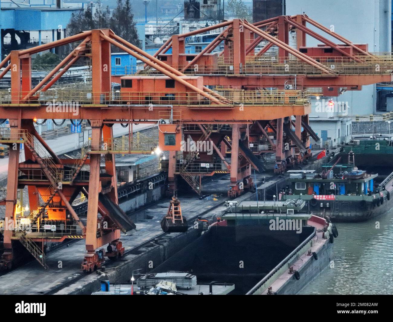 Large machinery is unloading coal for cargo ships, Yangzhou City, east ...
