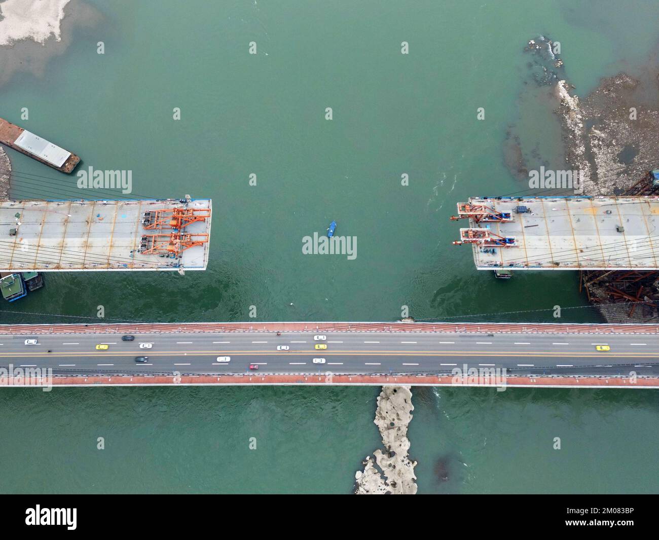 The Lijiatuo Yangtze River double track bridge is under construction in ...