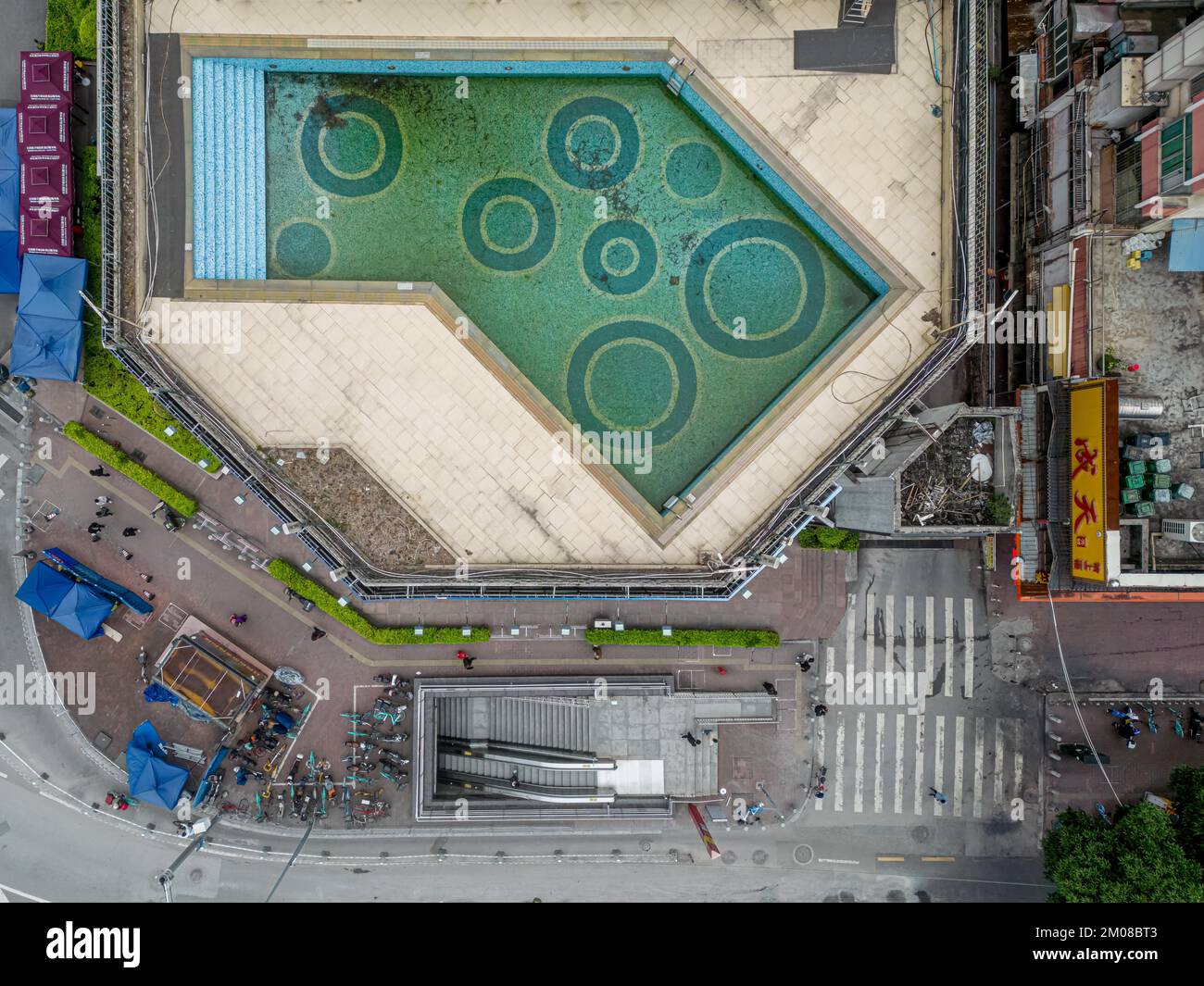 Aerial photo shows the busy traffic at the intersection in Guangzhou ...
