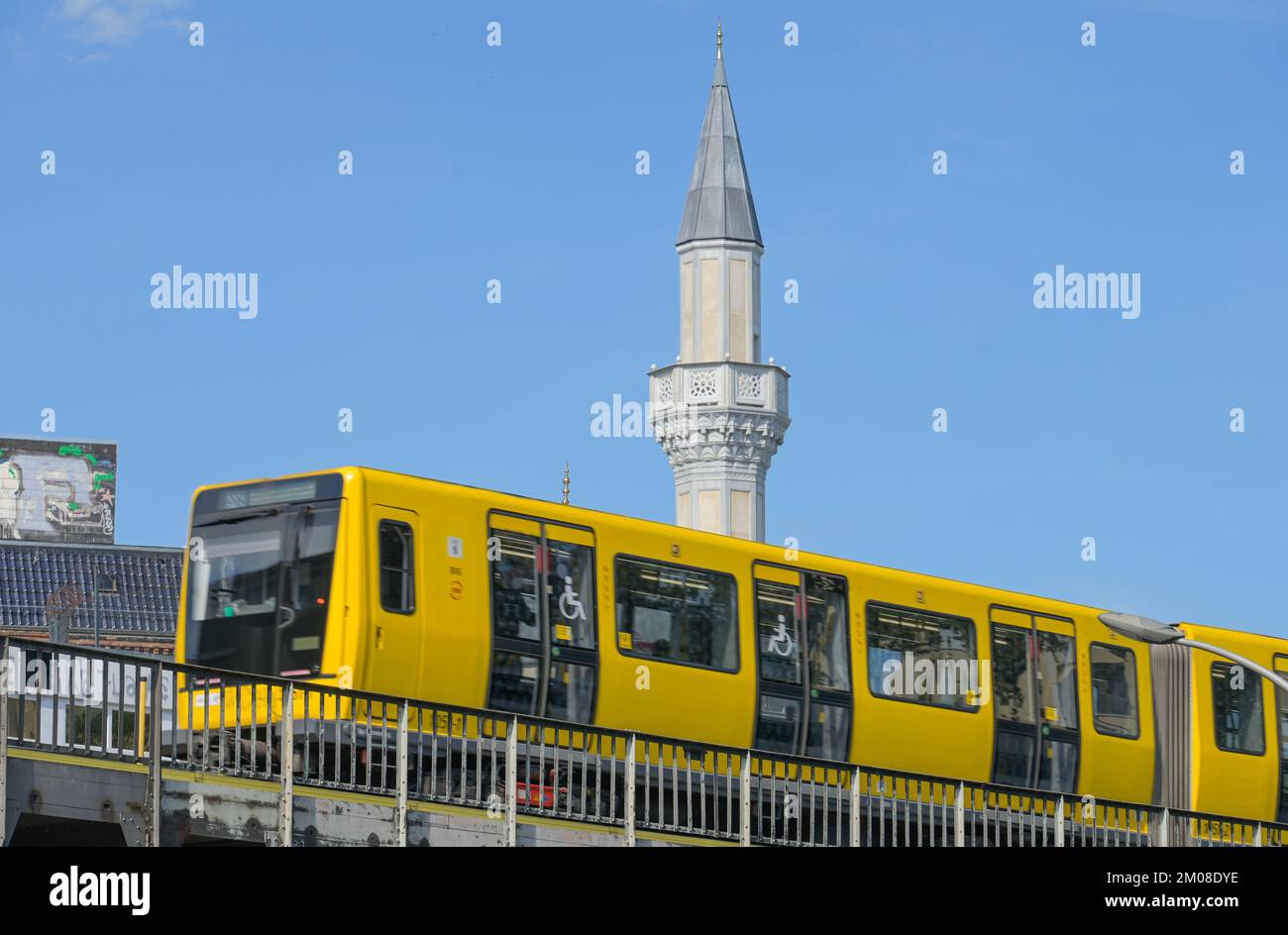 U-Bahn, Mevlana Moschee, Kottbusser Tor, Kreuzberg, Berlin, Deutschland ...