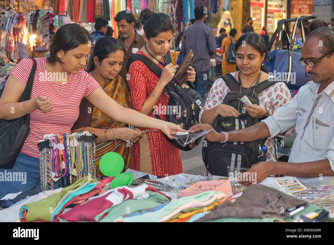 Indian women shopping at a street stall at Bhuleshwar / Kalbadevi ...