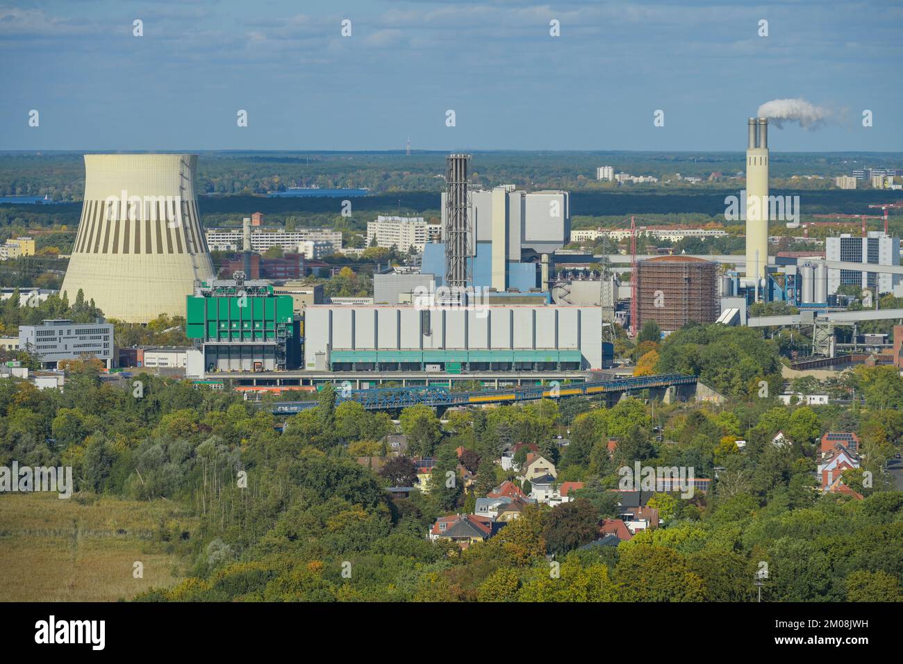 Müllheizkraftwerk der BSR (vorne, grün), Kraftwerk Reuter West (hinten ...