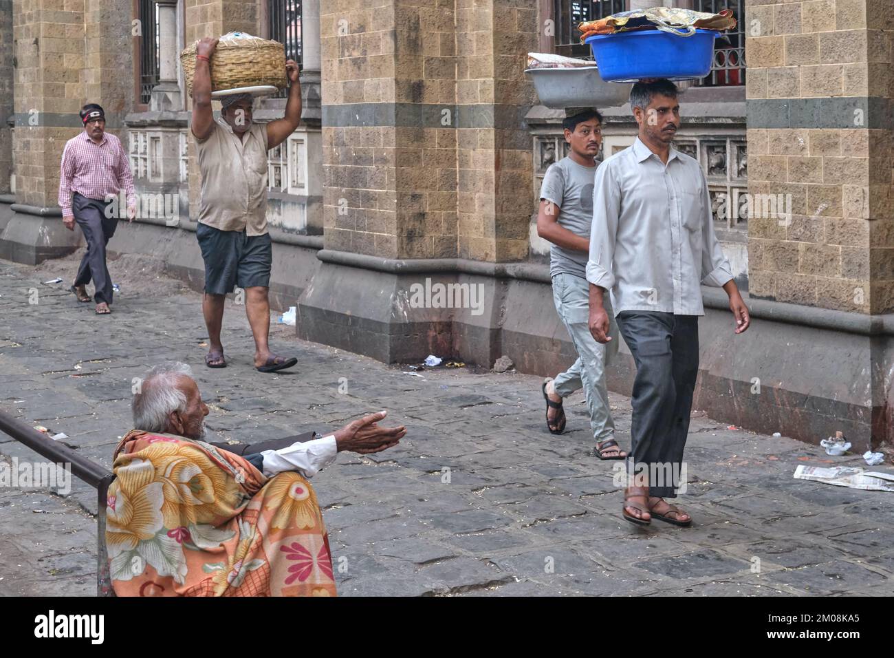 Porters on india railway station hi-res stock photography and images ...