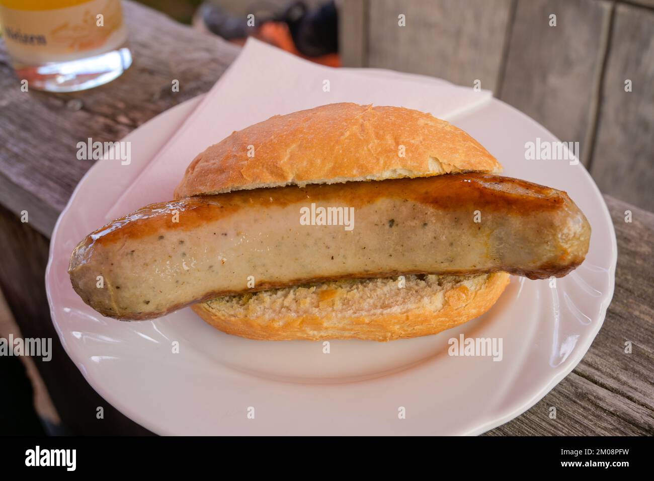 Thüringer Rostbratwurst im Brötchen Stock Photo - Alamy