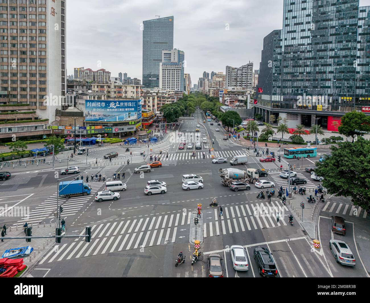 Aerial photo shows the busy traffic at the intersection in Guangzhou ...