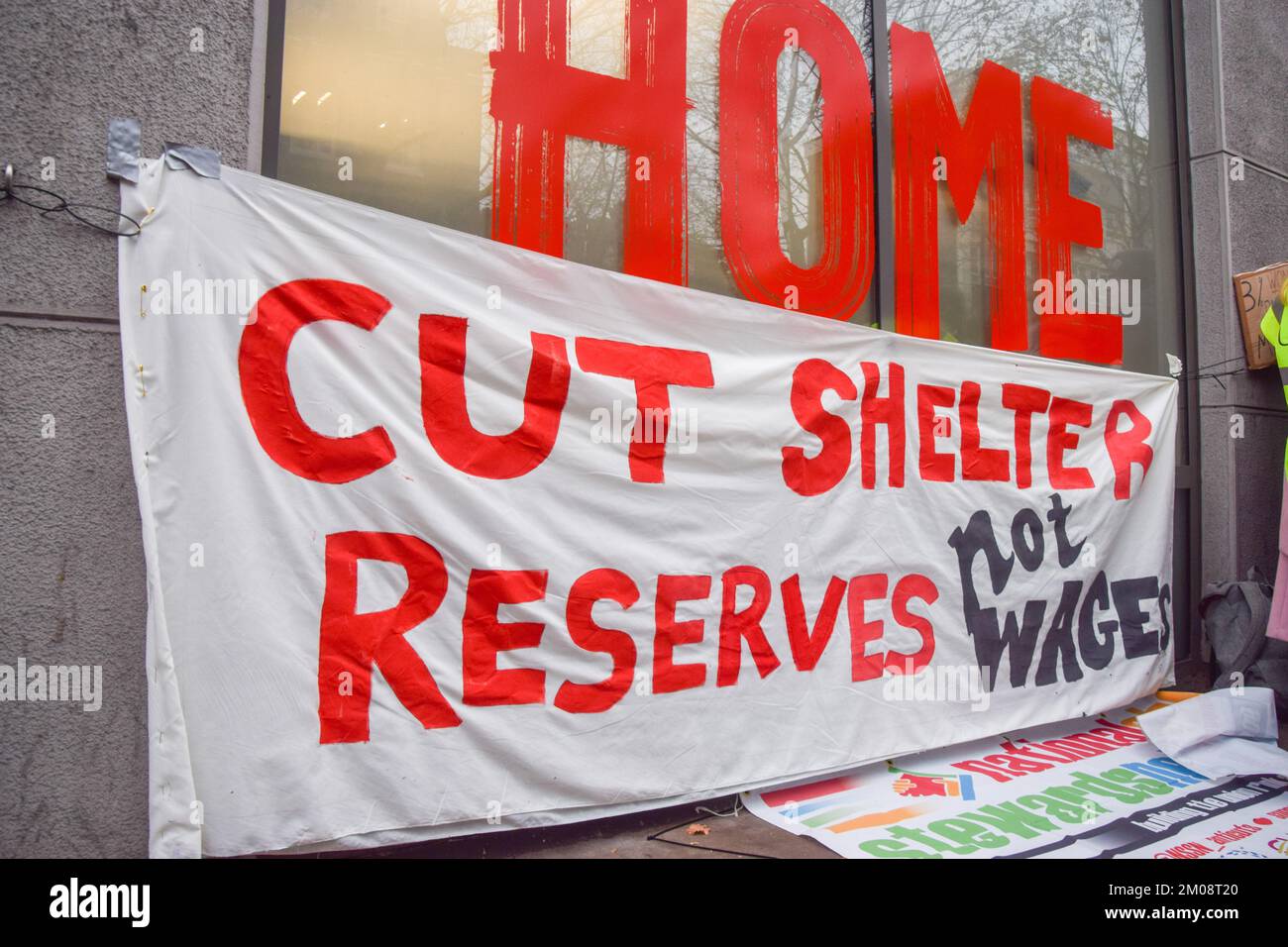 London, England, UK. 5th Dec, 2022. Workers stage a protest outside ...