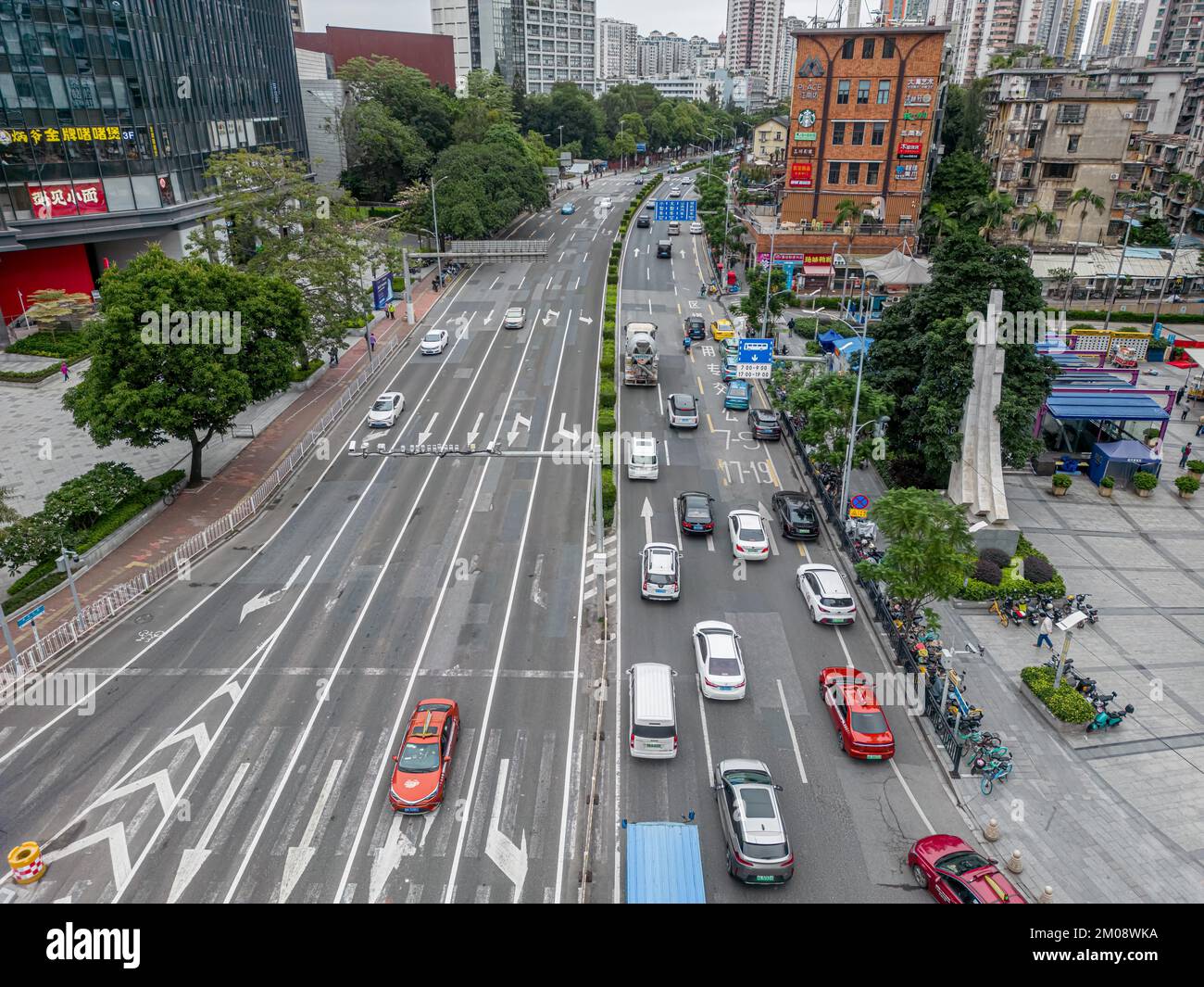 Aerial photo shows the busy traffic at the intersection in Guangzhou ...
