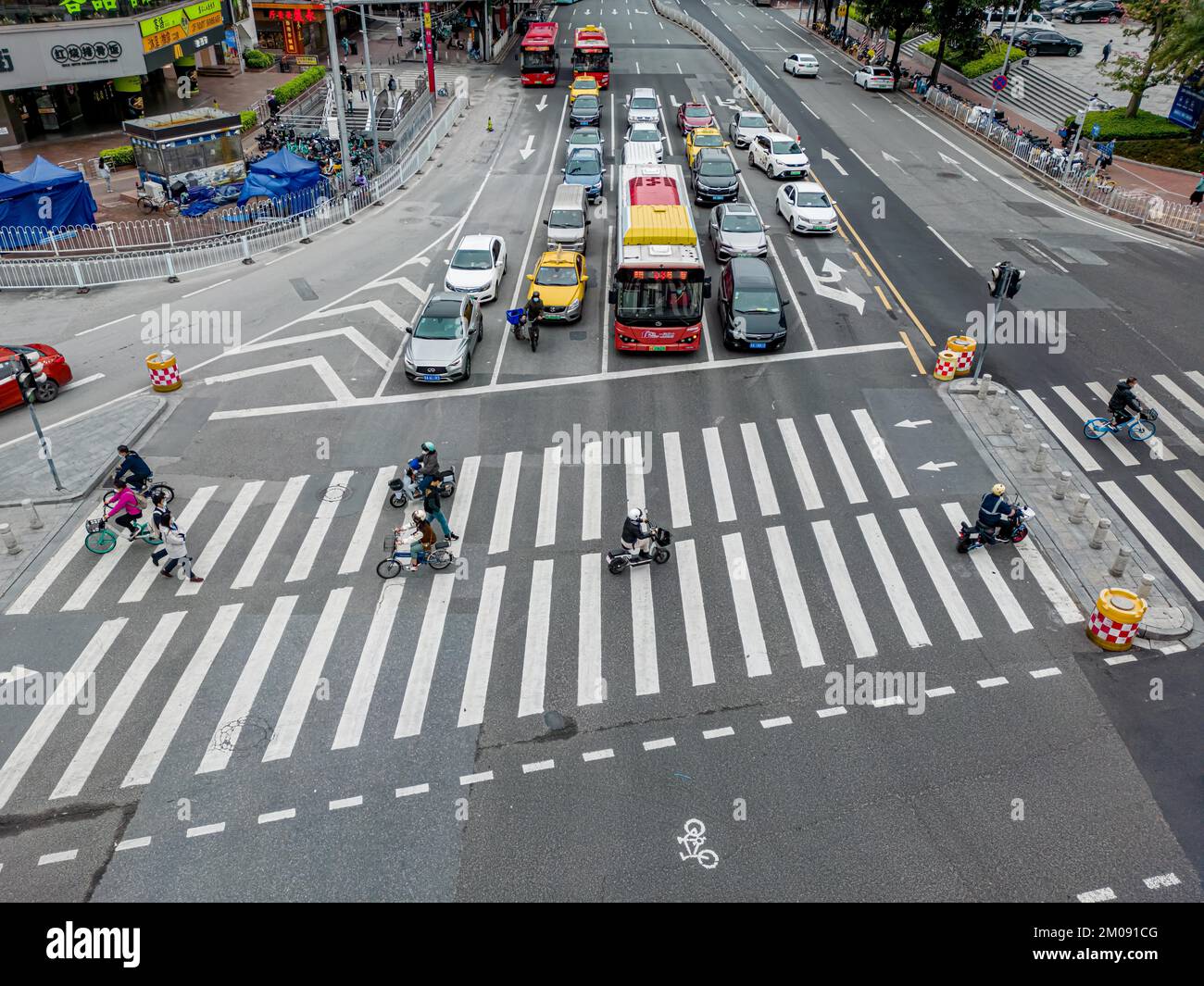 Aerial photo shows the busy traffic at the intersection in Guangzhou ...