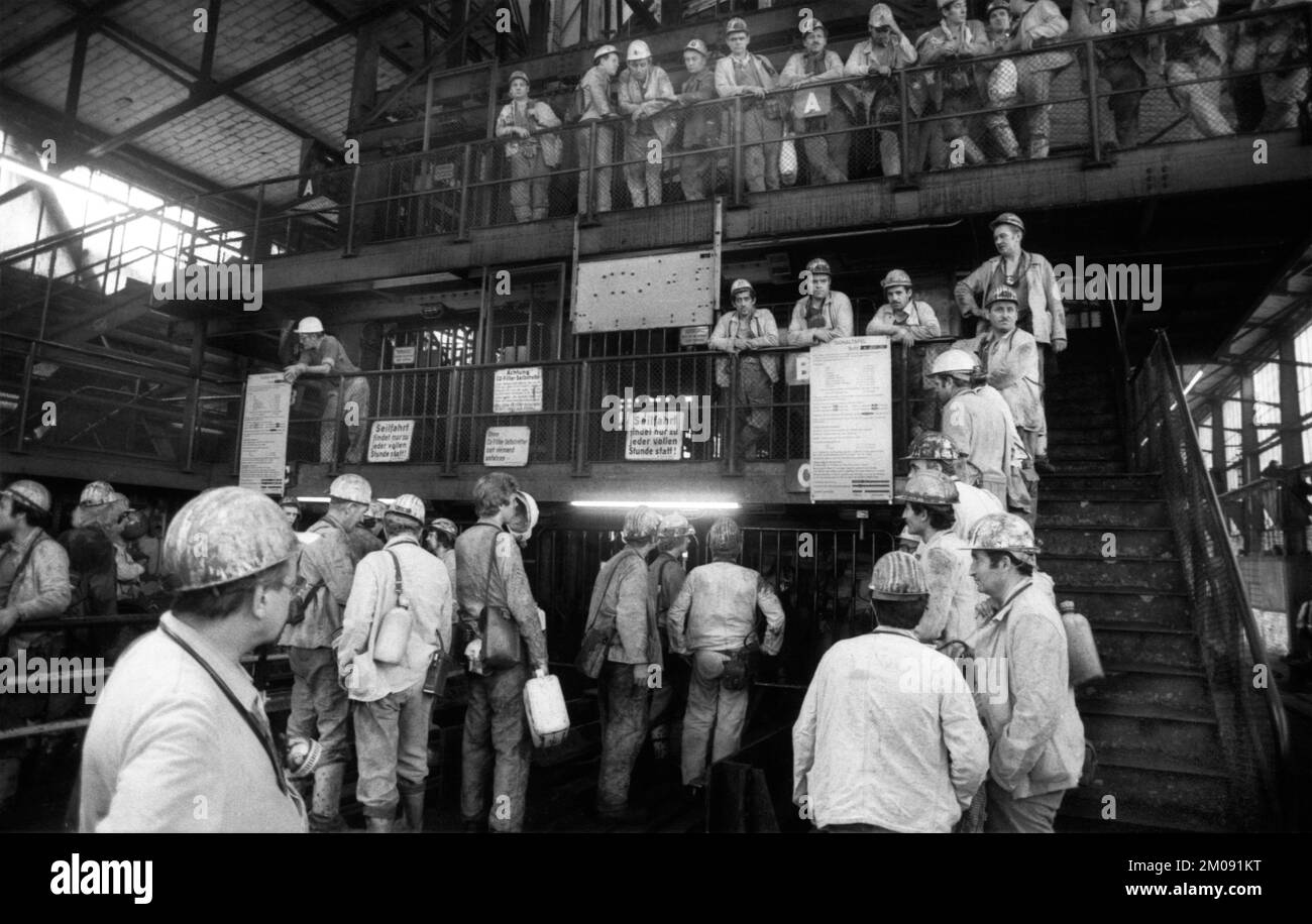 Shift change of the miners of the coal mine Minister Stein on 31.05. ...