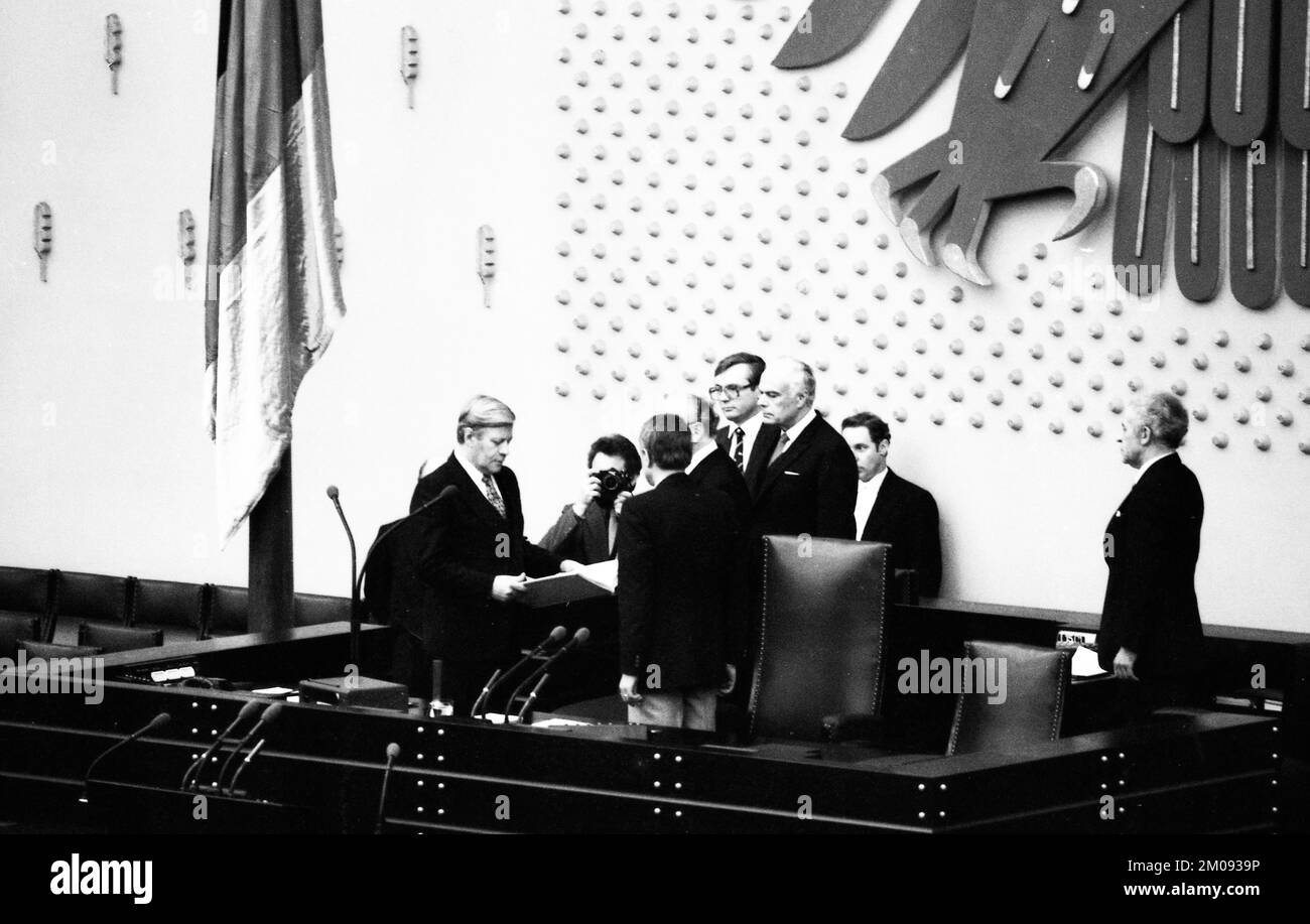 Election, swearing-in and presentation of the Schmidt cabinet on 05.11. ...