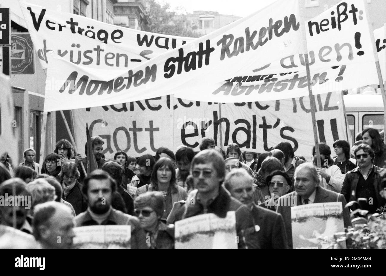 6000 demonstrators took part in protest and rally of the peace movement ...