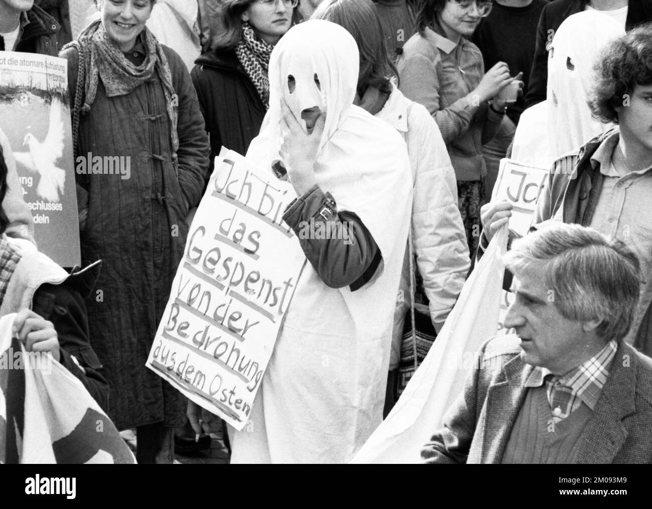 6000 demonstrators took part in protest and rally of the peace movement ...