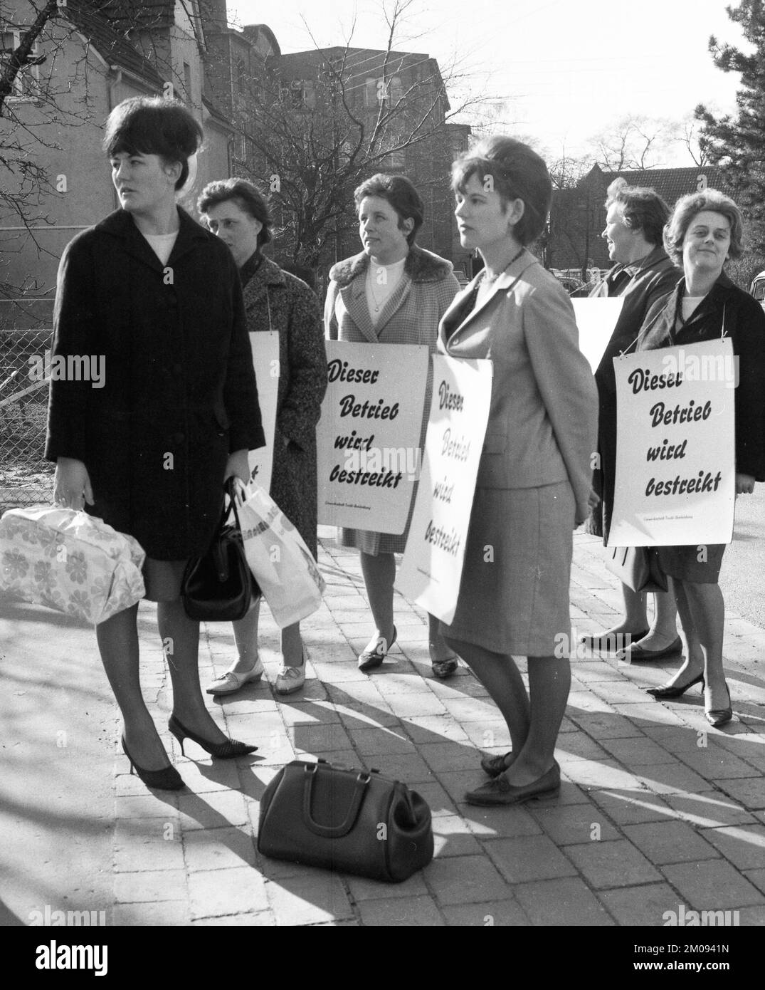 DEU, Germany. The strike of the textile workers in the collective ...