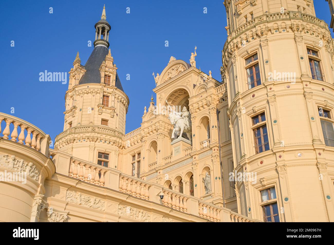 Schweriner Schloß mit Reiterstandbild Obotritenfürst Niklot, Landtag ...