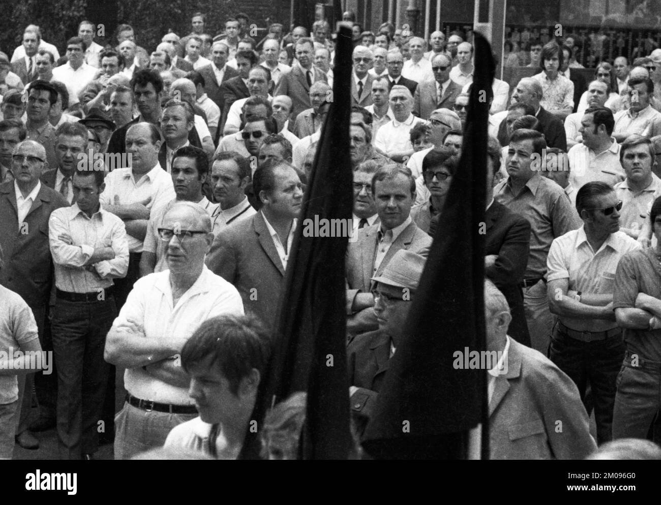 With black flags, mourning and anger, workers of Delog, a factory for ...