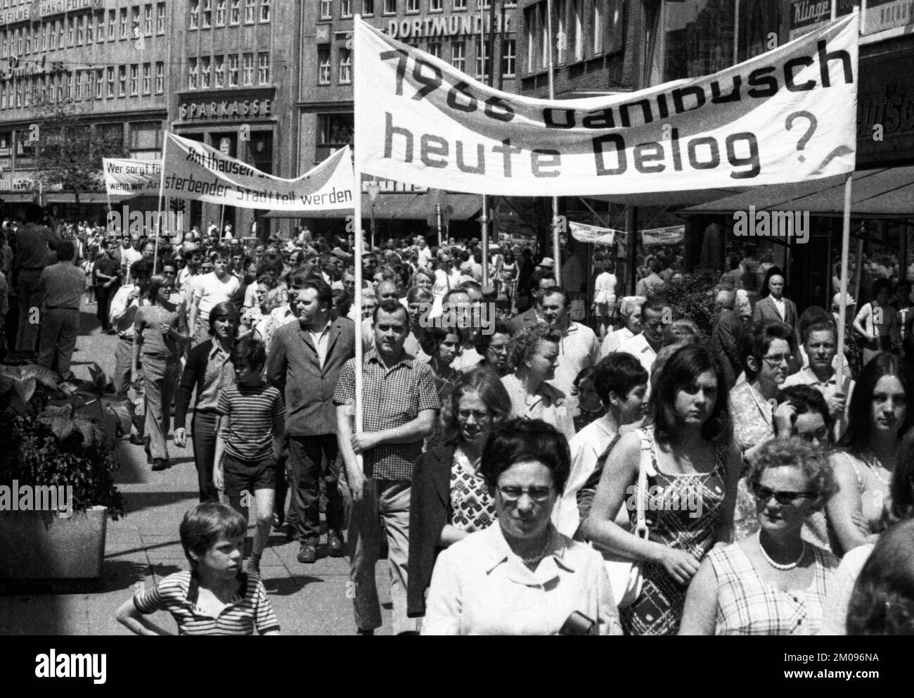 With black flags, mourning and anger, workers of Delog, a factory for ...