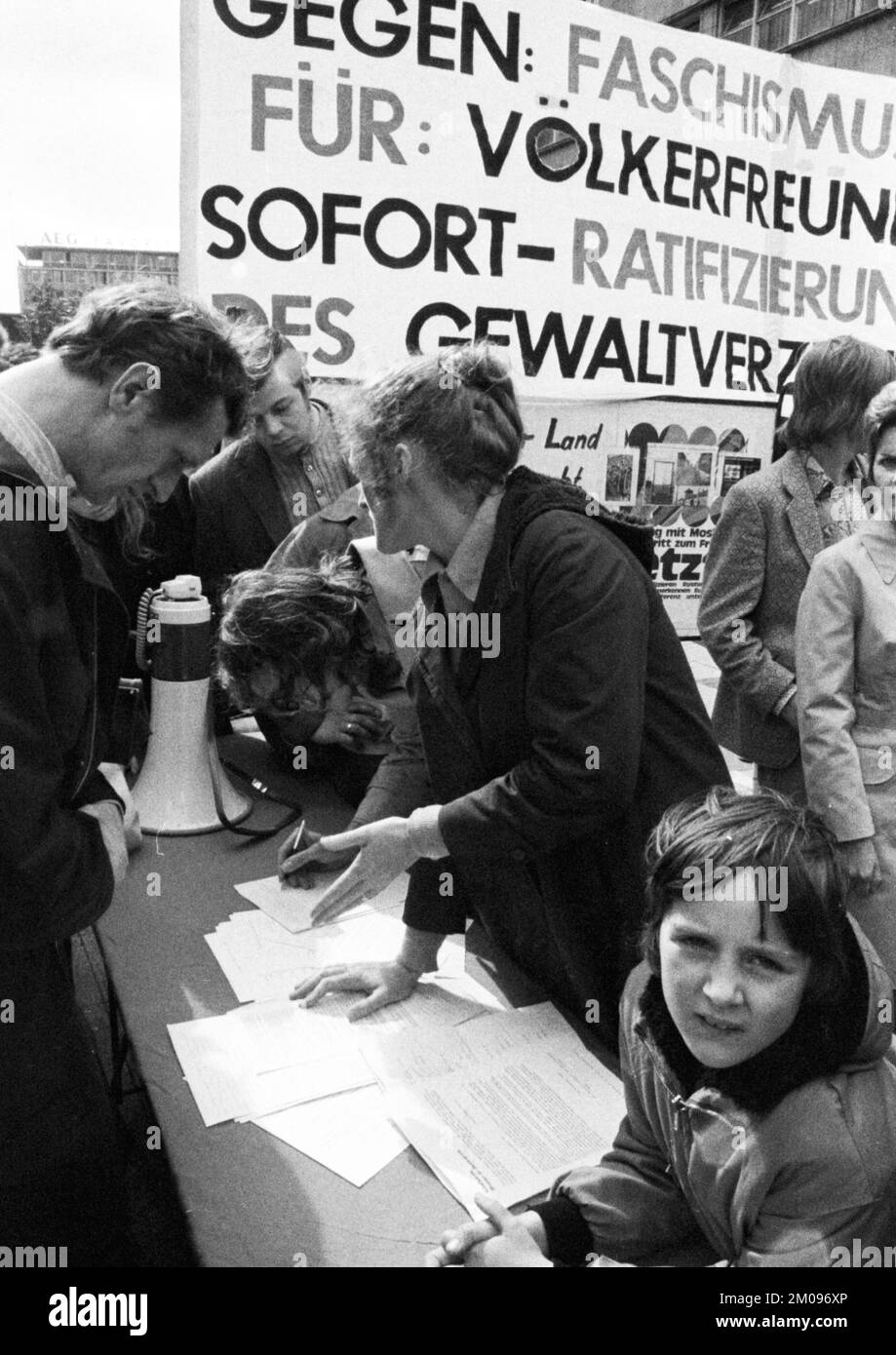 DKP supporters and leftists commemorated Hitler's invasion of the USSR ...