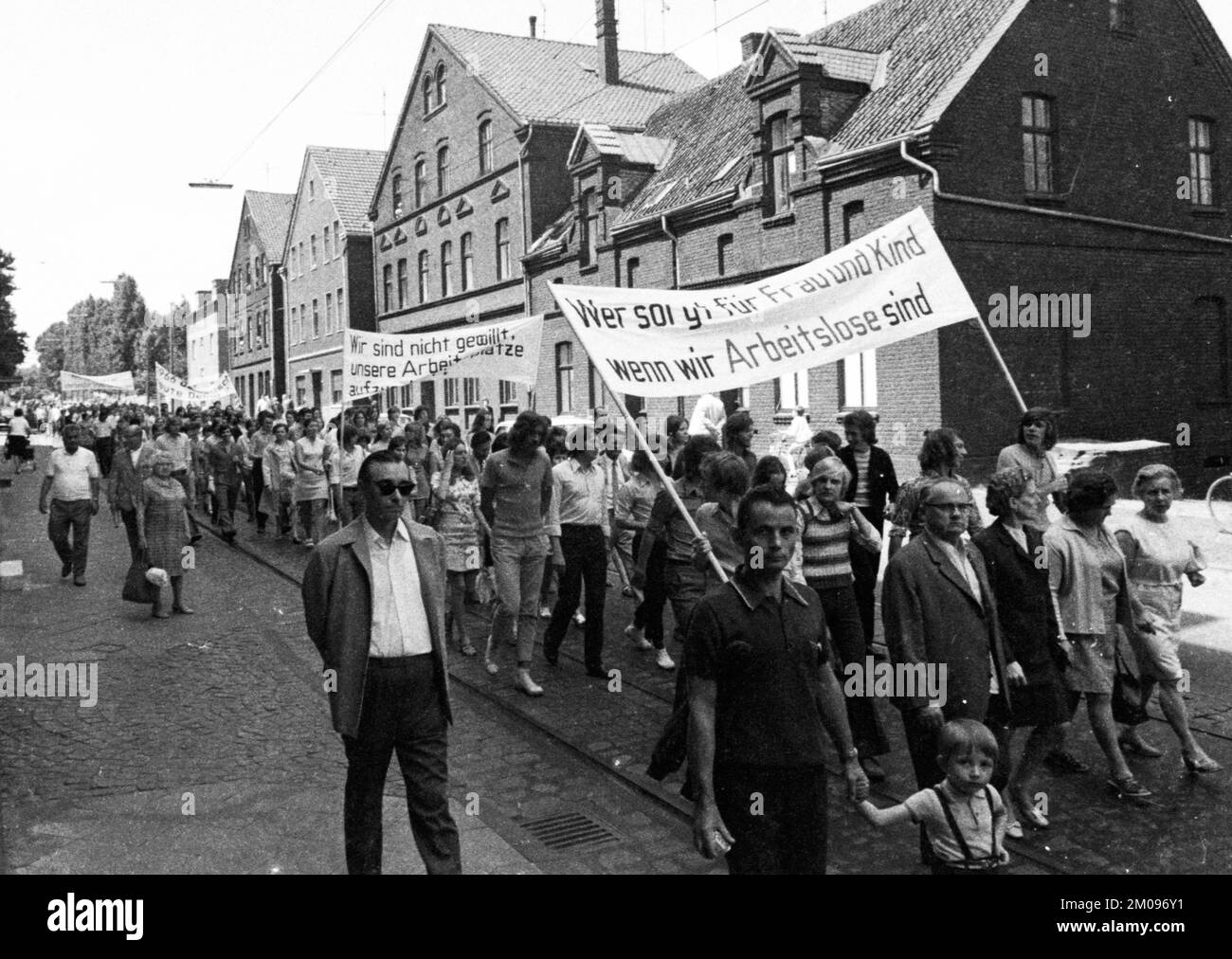 With black flags, mourning and anger, workers of Delog, a factory for ...