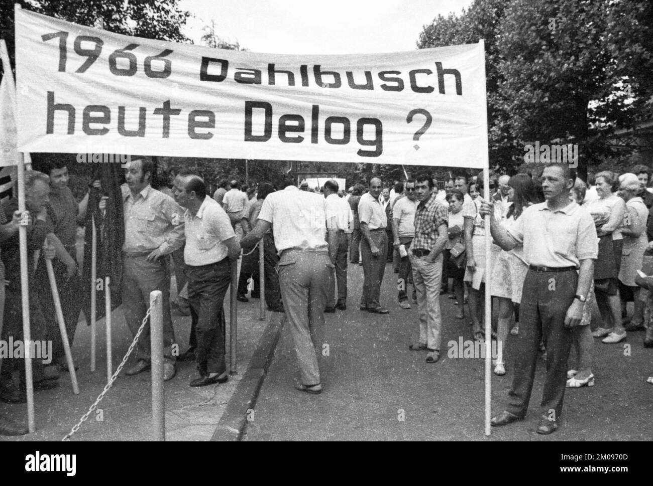 With black flags, mourning and anger, workers of Delog, a factory for ...