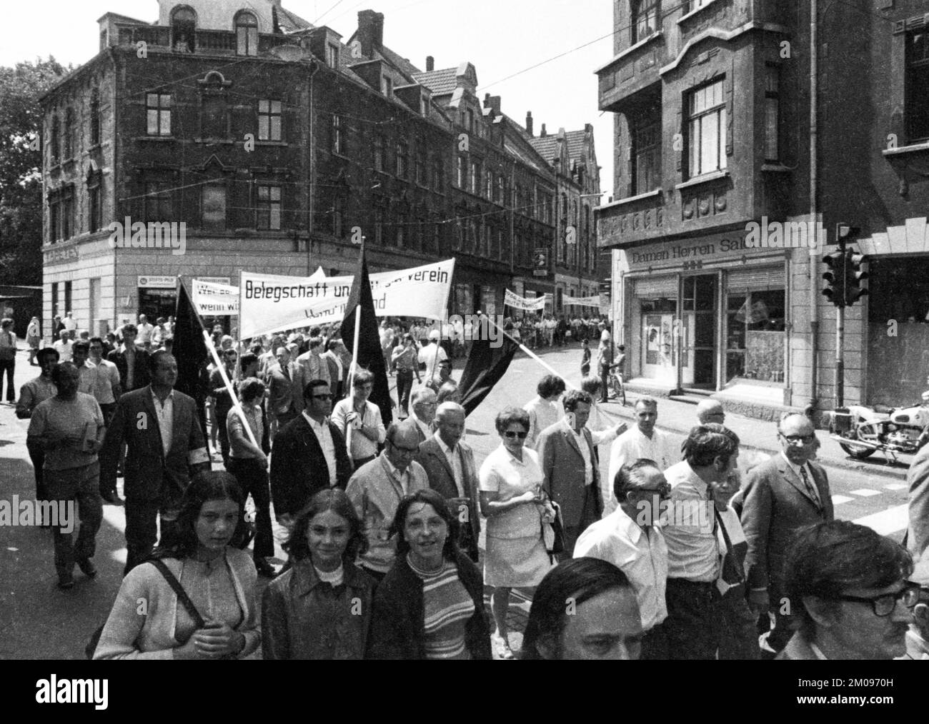 With black flags, mourning and anger, workers of Delog, a factory for ...